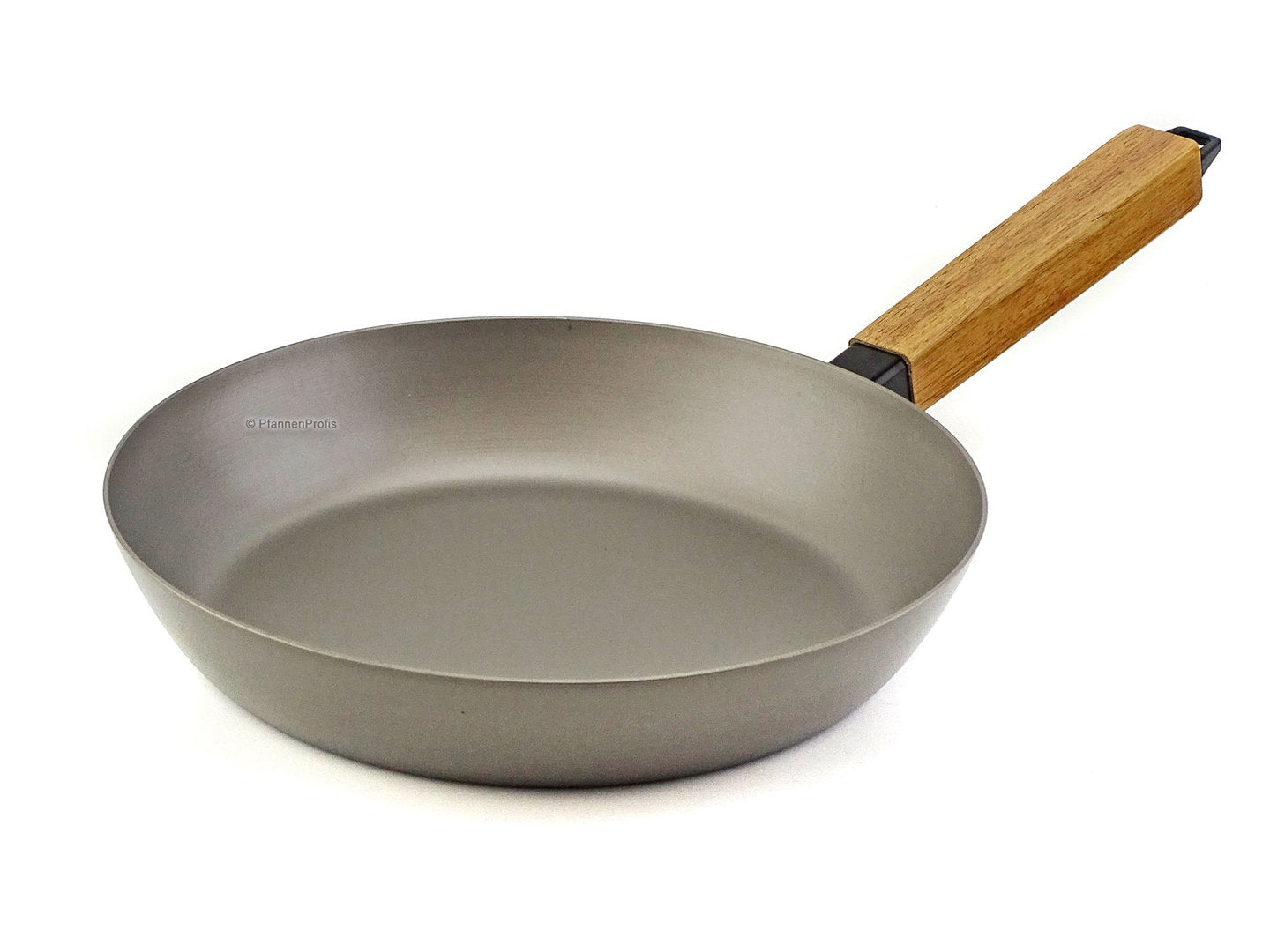 iron pan 24 cm carbon steel wooden handle acacia – pfannenprofis.com